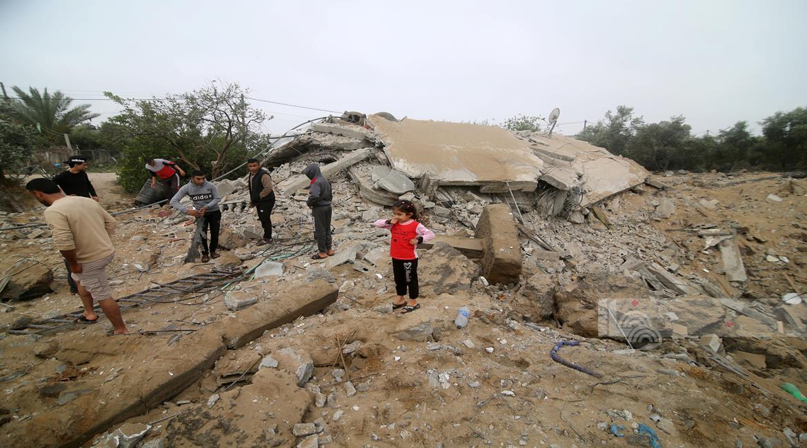 مواطنون يتفقدون آثار الدمار الذي لحق بمنازلهم جراء القصف الاسرائيلي على ...