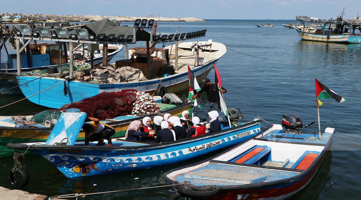 الصياد خضر بكر (30 عاما) يعمل على مركب سياحي كمصدر رزق له في ميناء ...