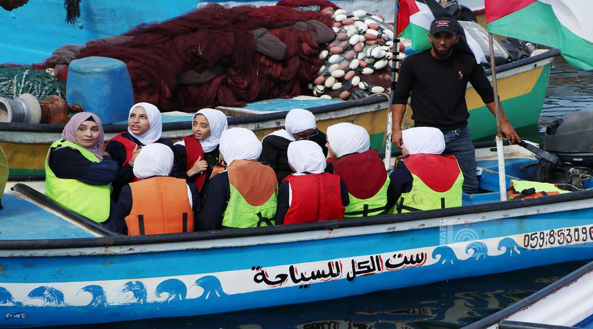 الصياد خضر بكر (30 عاما) يعمل على مركب سياحي كمصدر رزق له في ميناء ...