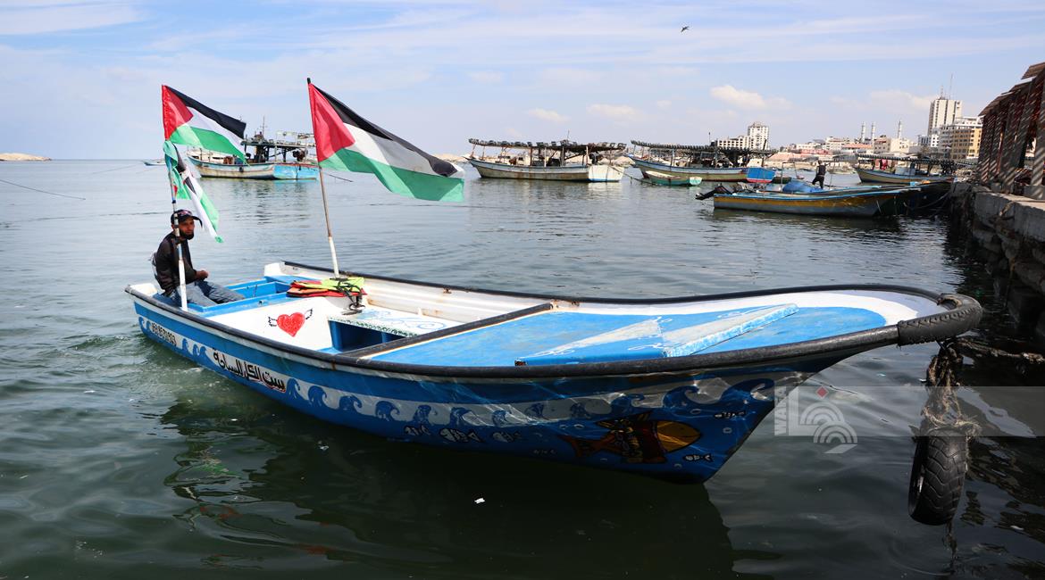 الصياد خضر بكر (30 عاما) يعمل على مركب سياحي كمصدر رزق له في ميناء ...